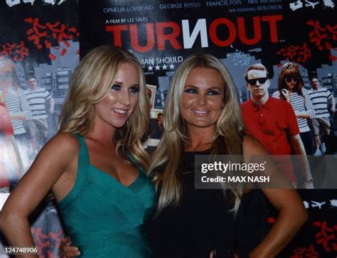 British Actresses Mieke Dockley And Annie Cooper Arrive For The World Fotografía De Noticias