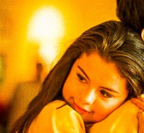 Selena Gomez Yellow Green Aesthetic Selebritas