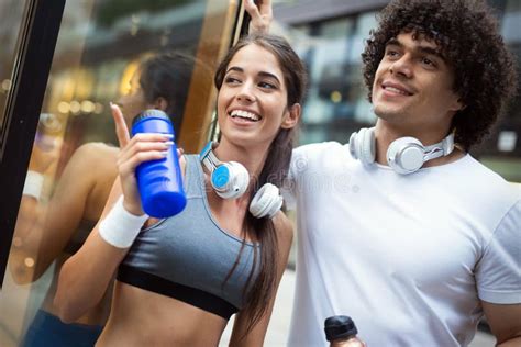 Eignungs Sport Freundschafts Und Lebensstilkonzept L Chelndes Paarlaufen Im Freien In Der