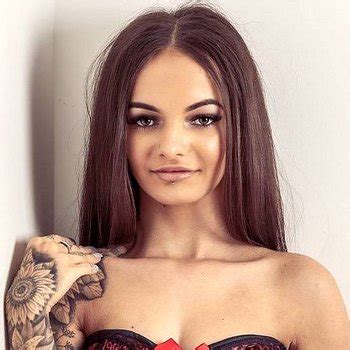 Pretty Babe Jem Babe Page Watch This Adult Model On FreeOnes