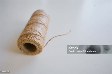 흰색 배경에 고립 된 황마 트와인의 골격 포장 및 장식을위한 자연 로프 거친 린넨 실 대마 돼지 0명에 대한 스톡 사진 및 기타 이미지 Istock