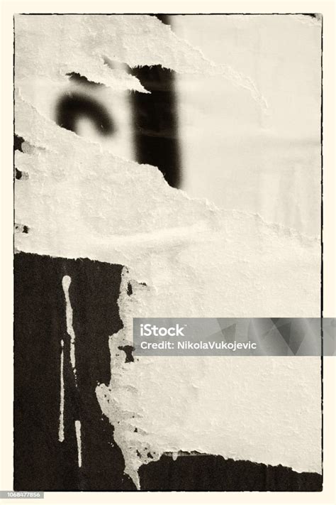 빈 갈색 베이지색 오래 된 종이 구겨진 주름 잡은 찢어진 찢어진된 포스터 그런 지 질감 배경 배경 현수막 공란에 대한 스톡 사진