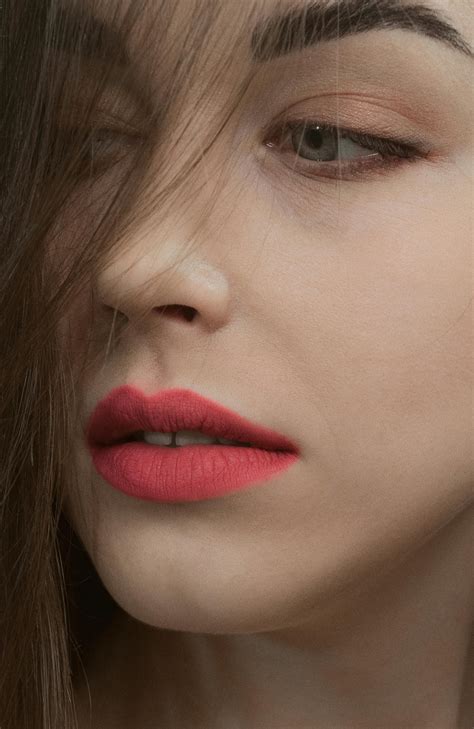 검은색 셔츠를 입은 금발 물결 모양의 머리를 가진 여성의 초상화 · 무료 스톡 사진