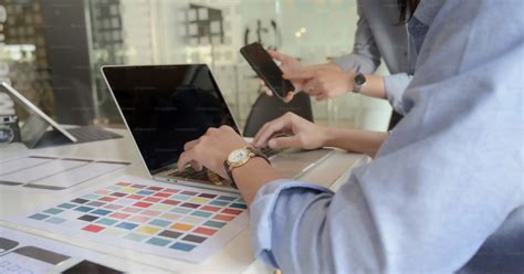 간단한 공동 작업 공간에서 흰색 책상에 노트북과 스마트폰으로 Ui 프로젝트에 집중하는 애플리케이션 개발자 팀의 클로즈업 보기 사진 Unsplash의 태국 이미지