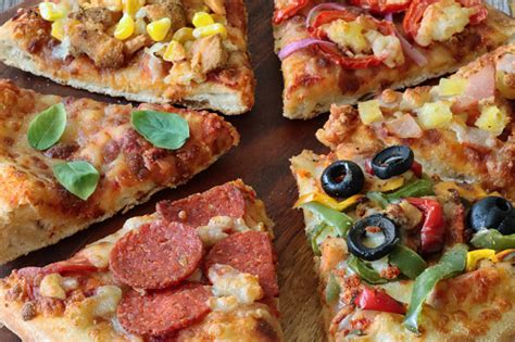 하와이 피자 페타 토마토 슬라이스 붉은 양파 닭고기와 스위트콘 페퍼로니 피자 마르게리타 둥근 나무 도마에 검은 올리브를 곁들인 야채 등 다양한 토핑이 있는 피자 슬라이스의