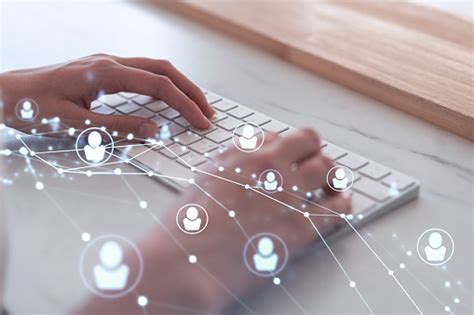 여성 인사 전문가의 손은 모집 과정에서 국제 네트워크를 만들 수있는 최고의 후보를 찾기 위해 인터넷에서 키보드를 입력하고 있습니다 캐주얼 소셜 미디어 홀로그램 아이콘 인적