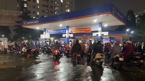 Người dân TP Hồ Chí Minh đội mưa chờ đổ xăng trong tối baotintuc vn