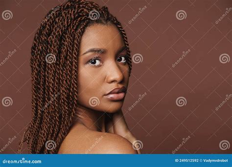 Mujer Negra Semidesnuda Posando Y Mirando La Cámara Foto de archivo Imagen de joven belleza
