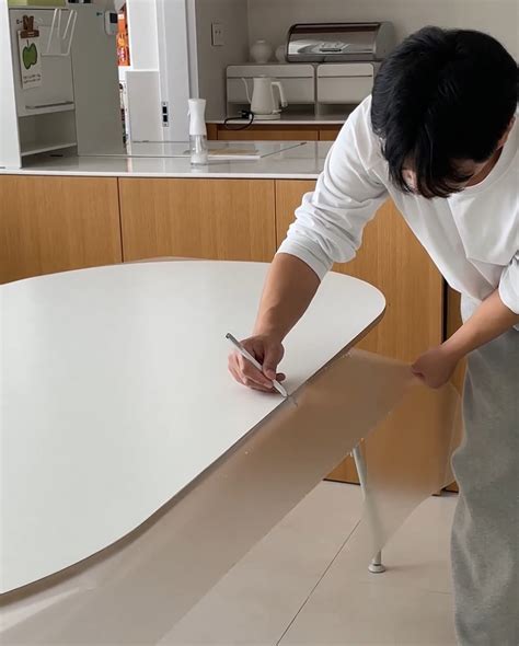 봄집사👨🏻‍💼 깔끔한 살림 생활꿀팁 🌈 📢 김치국물도 Ok 식탁 살리는 테이블 보호 필름지 공구진행중 🧼 하얀 상판 예쁘긴 한데 김치국물 한 방울 펜자국