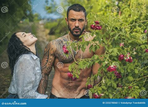 Casal Apaixonado Por Amantes Sensuais Abraçando se E Abraçando se Ao Ar Livre Foto de Stock