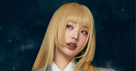 ‘금발과 교복의 정석 장원영 시선을 사로잡는 매력 “나만의 빛”