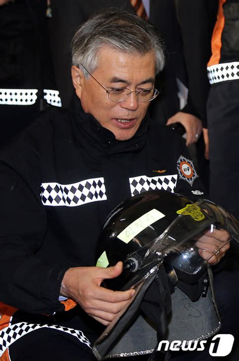 화재진압장비 살펴보는 문재인 후보 뉴스1