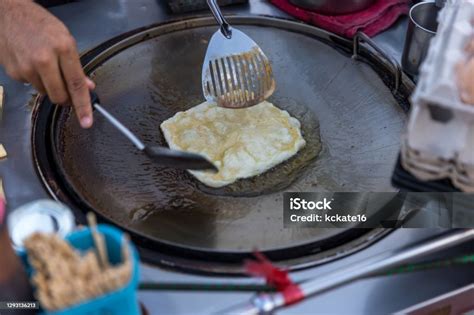 로티 메이킹 로티 스레쉬 밀가루로 로티 메이커에 오일 인도 전통 길거리 음식 태국 팬케이크 바나나와 계란 태국 길거리 음식과