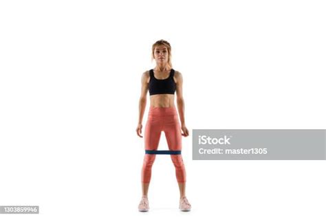 젊은 백인 여성 모델 행동 흰색 배경에 고립 된 운동 스포츠 운동 에너지 및 역동적이고 건강한 라이프 스타일의 개념 훈련 연습