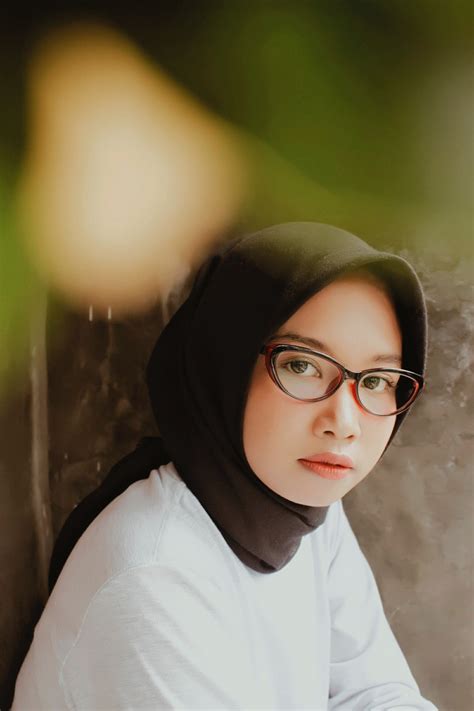 무료 이미지 얼굴 안경 화이트 아름다움 말뿐인 시원한 노랑 눈 미소 이마 사진술 흑발 인물 사진 사진 촬영 초상화 시력 보호 머리 장식