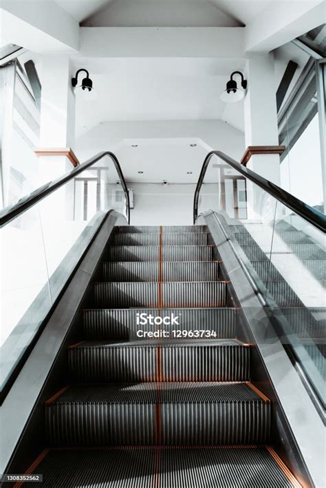 전시 건물 홀의 계단 전기 에스컬레이터 쇼핑몰의 현대 실내 에스컬레이터 및 인테리어 장식 빈 고급 계단 에스컬레이터 시설 건물의 관점 보기 시점에 대한 스톡 사진 및 기타