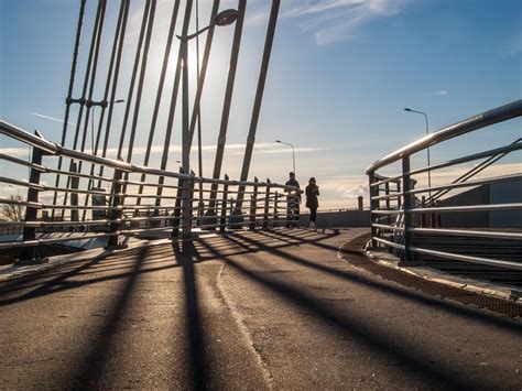 무료 이미지 이미지들 하늘 구름 목재 노면 잔광 그늘 햇빛 울타리 황혼 아스팔트 해돋이 아침 일몰 Tints And Shades 경치 다리