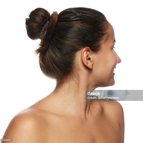 하얀 스튜디오 배경에 대해 멀리 바라보고 있는 벌거벗은 어깨를 가진 여자의 프로필 보기 사진 잘 관리 된 피부를 가진 모델 35 39세에 대한 스톡 사진 및 기타 이미지