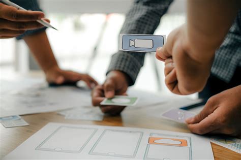 Ux 디자이너가 스마트폰 레이아웃에서 웹을 디자인하는 사용자 경험 모바일 응용 프로그램 프로토타입을 작업하는 Ui 개발자 계획