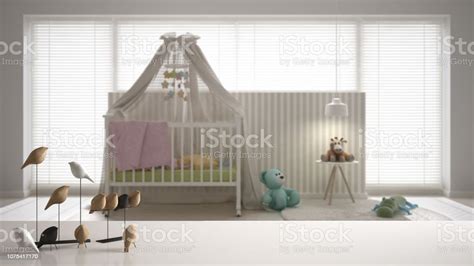 화이트 테이블 상단 이나 최소한의 조류 장식와 선반 장식용요령 흐리게 보육 캐노피 요람 카펫과 머리 맡 테이블 현대적인 인테리어 디자인에 버디 0명에 대한 스톡 사진 및