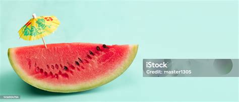 파란색 배경 위에 신선한 육즙이 많은 붉은 수박 조각이있는 전단지 벽지 인사말 시즌 카드를위한 디자인 여름 비타민 열매 0명에 대한 스톡 사진 및 기타 이미지 Istock