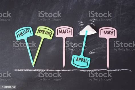 개념적 필기 텍스트 Hello Spring과 태그 용지에 쓰여진 달 4월에 대한 스톡 사진 및 기타 이미지 4월 5월