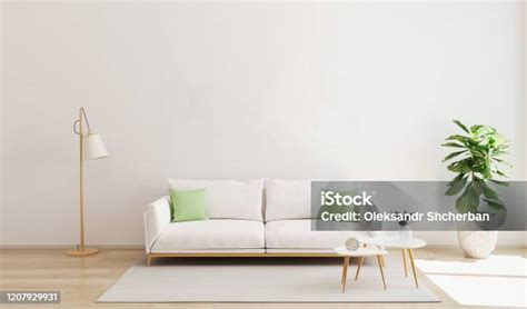 흰색 소파와 녹색 베개 현대적인 Coffe 테이블 플로어 램프 나무 바닥과 흰색 벽에 식물과 양탄자가있는 거실 인테리어 거실