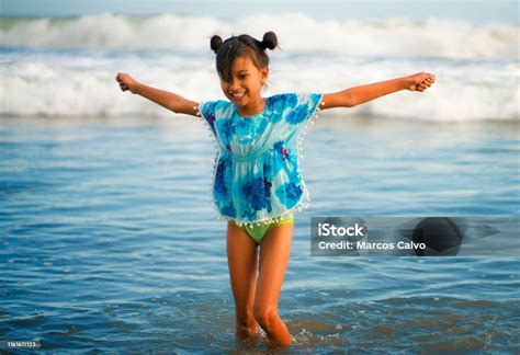 휴일 해변 라이프 스타일 초상화 의 젊은 아름답고 행복한 아시아 아이 소녀 8 또는 9 세 귀여운 더블 빵 헤어 스타일 재생 평온한 바다에서 즐기는 여름 휴가 혼자 재미