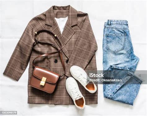 여성 의류 세트 격자 무늬 재킷 엄마의 청바지 밝은 배경에 갈색 크로스 바디 가방과 스니커즈 상단 보기 의류에 대한 스톡 사진 및 기타 이미지 Istock