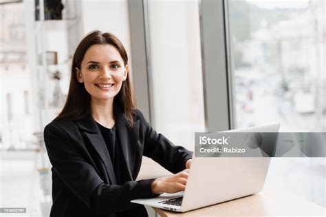 노트북을 들고 텍스트를 입력하고 흰색 카페에서 친구 및 가족과 채팅하는 쾌활한 소녀 청녀는 노트북으로 온라인 비디오와 교육을 보며 회의를 준비하며 휴식을 취한다 여자에 대한