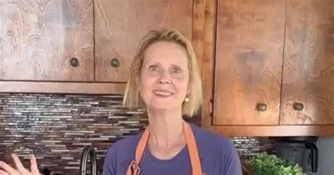 نجمة Sex And The City سينثيا نيكسون تشارك تفاصيل مطبخها البسيط Et