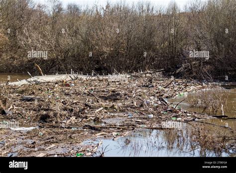 Pollution De Lenvironnement Par Des Déchets Non Dégradables Un Gros