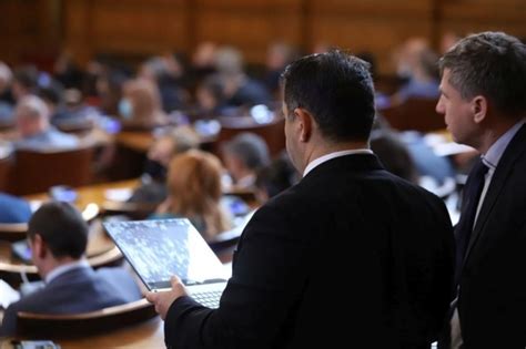 Депутатите приеха отмяна на зеления сертификат за достъп до НС