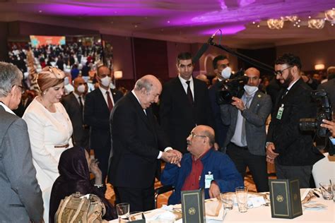 Fatma Hlilou Et Sid Ahmed Agoumi Ont Remis Un Cadeau à Tebboune Le