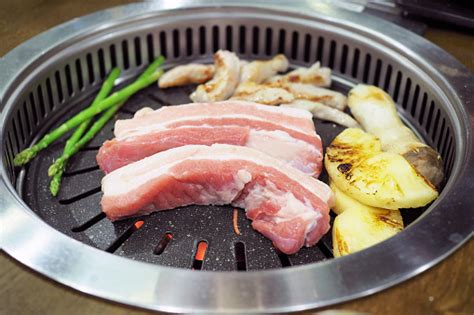 한국그릴 돼지 고기 배꼽 바베큐 트렌디 한 한국 바베큐 요리 신선한 야채와 디핑 소스와 함께 제공됩니다 0명에 대한 스톡 사진 및 기타 이미지 Istock