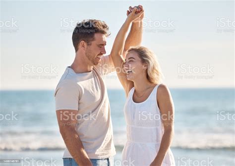 해변 자연 속에서 젊은 부부와 사랑하고 춤을 추며 데이트 또는 여름 휴가 동안 함께 행복합니다 미소 여행 그리고 바다나 바다에서