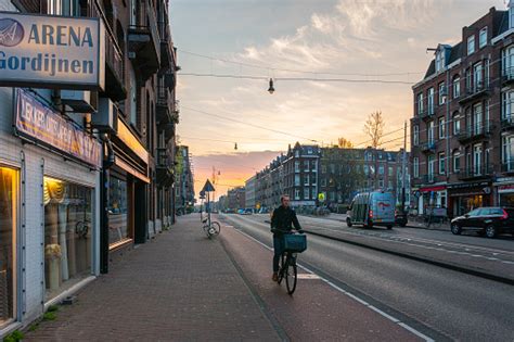 남자는 암스테르담의 거리를 따라 일하기 위해 자전거를 타고 거리에 대한 스톡 사진 및 기타 이미지 거리 거리가 먼 건물 외관 Istock