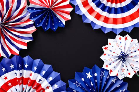 검은 배경에 미국 국기 색상의 종이 팬 재향 군인의 날 현충일 미국 독립 기념일 배너 템플릿 7월 4일에 대한 스톡 사진 및 기타 이미지 Istock