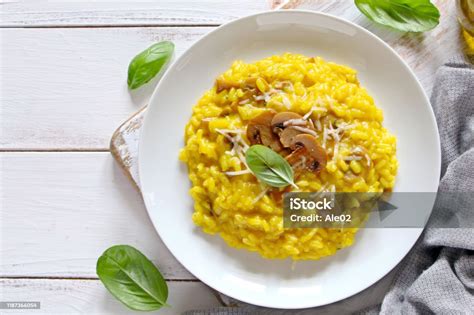 버섯 사프란 파마산 치즈를 곁들인 전통 이탈리아 리조또와 화이트 와인이 함께 제공됩니다 개념에 대한 스톡 사진 및 기타 이미지 Istock