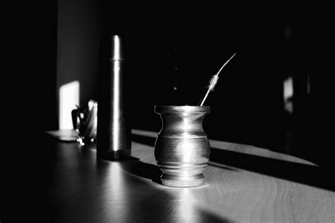무료 이미지 작업 커피 검정색과 흰색 차 유리 어두운 사무실 음주 어둠 검은 단색화 조명 정물 그림자