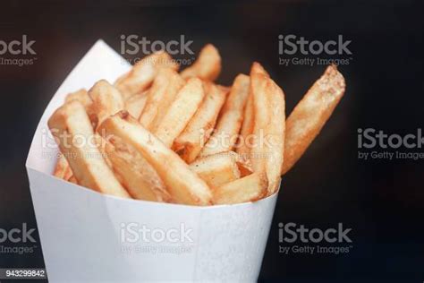 종이 뭉치에서 감자 튀김입니다 어두운 배경입니다 텍스트 및 Copyspace 장소 프렌치 프라이에 대한 스톡 사진 및 기타