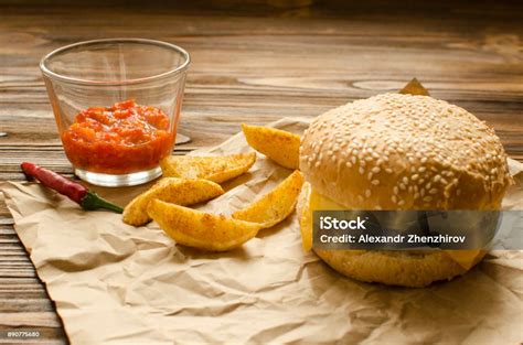 튀긴된 감자와 칠리 소스 텍스트에 대 한 공간을 가진 나무 배경에 공예 종이에 치즈 버거 0명에 대한 스톡 사진 및 기타 이미지 0명 감자 요리 감자튀김 Istock