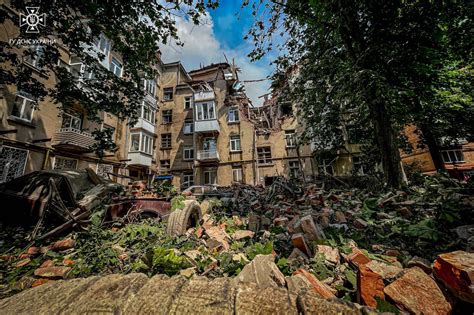 У Сумах внаслідок удару російського безпілотника по багатоповерхівці загинула людина