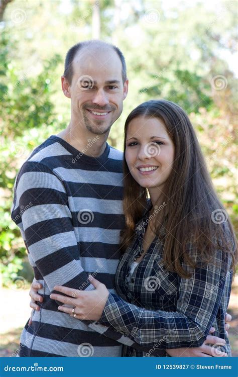 Giovane Coppia Sposata Immagine Stock Immagine Di Posa