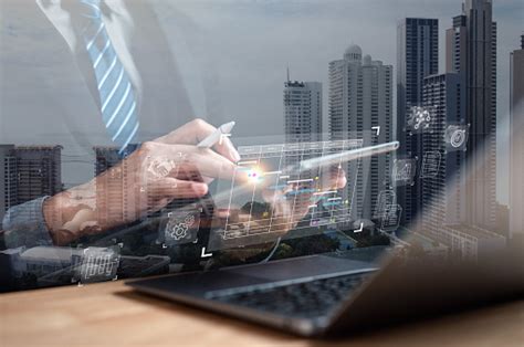 비즈니스 분석 및 데이터 관리 시스템에서 컴퓨터로 작업하는 분석가는 데이터베이스에 연결된 Kpi 및 메트릭으로 보고서를 작성합니다 재무 운영 영업 마케팅을위한 기업 전략