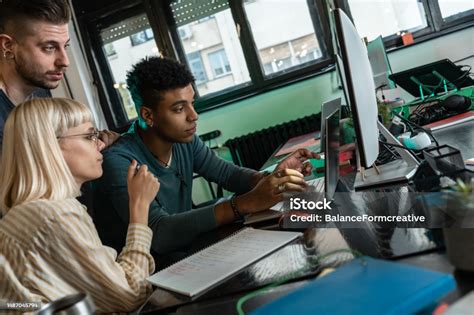 사무실에서 새로운 프로젝트를 진행하는 캐주얼 팀 작업자와 프로그래머 그룹 It 지원에 대한 스톡 사진 및 기타 이미지 It 지원 컴퓨터 사용 테크놀로지 Istock