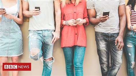 Adolescentes britânicos trocam sexo por relacionamentos online e família e taxa de gravidez cai