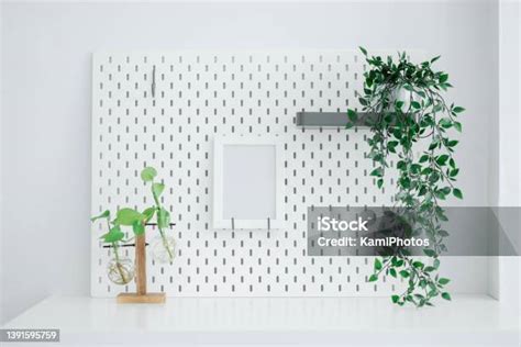 스타트업 회사 책상 빈 사무실 마케팅 직원 사무실의 사무실 공간 업무용 사무용 장비가 있는 책상 창가 책상 사무실 책상 배치