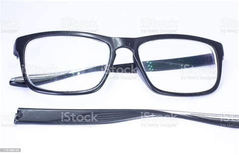 깨진 안경 또는 안경 또는 흰색 배경이있는 유리 프레임을 읽는 이미지 개인 장식품에 대한 스톡 사진 및 기타 이미지 개인 장식품 건강관리와 의술 검안 Istock