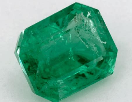 Lab Created Emerald Vs Natural Emeralds Whats The Difference Jewelry Guide